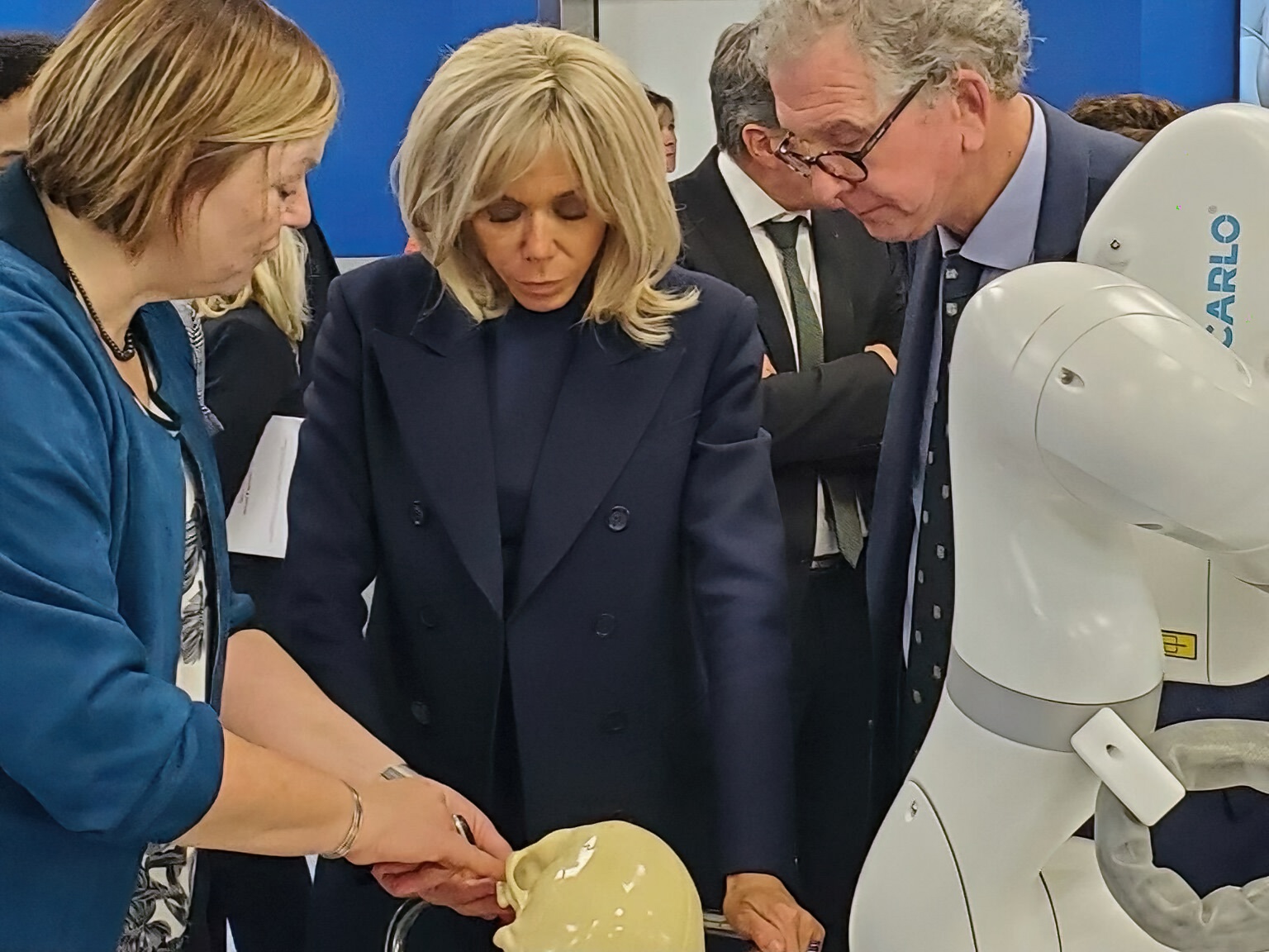 Brigitte Macron meets surgery robot CARLO® from AOT – SHS Gesellschaft ...